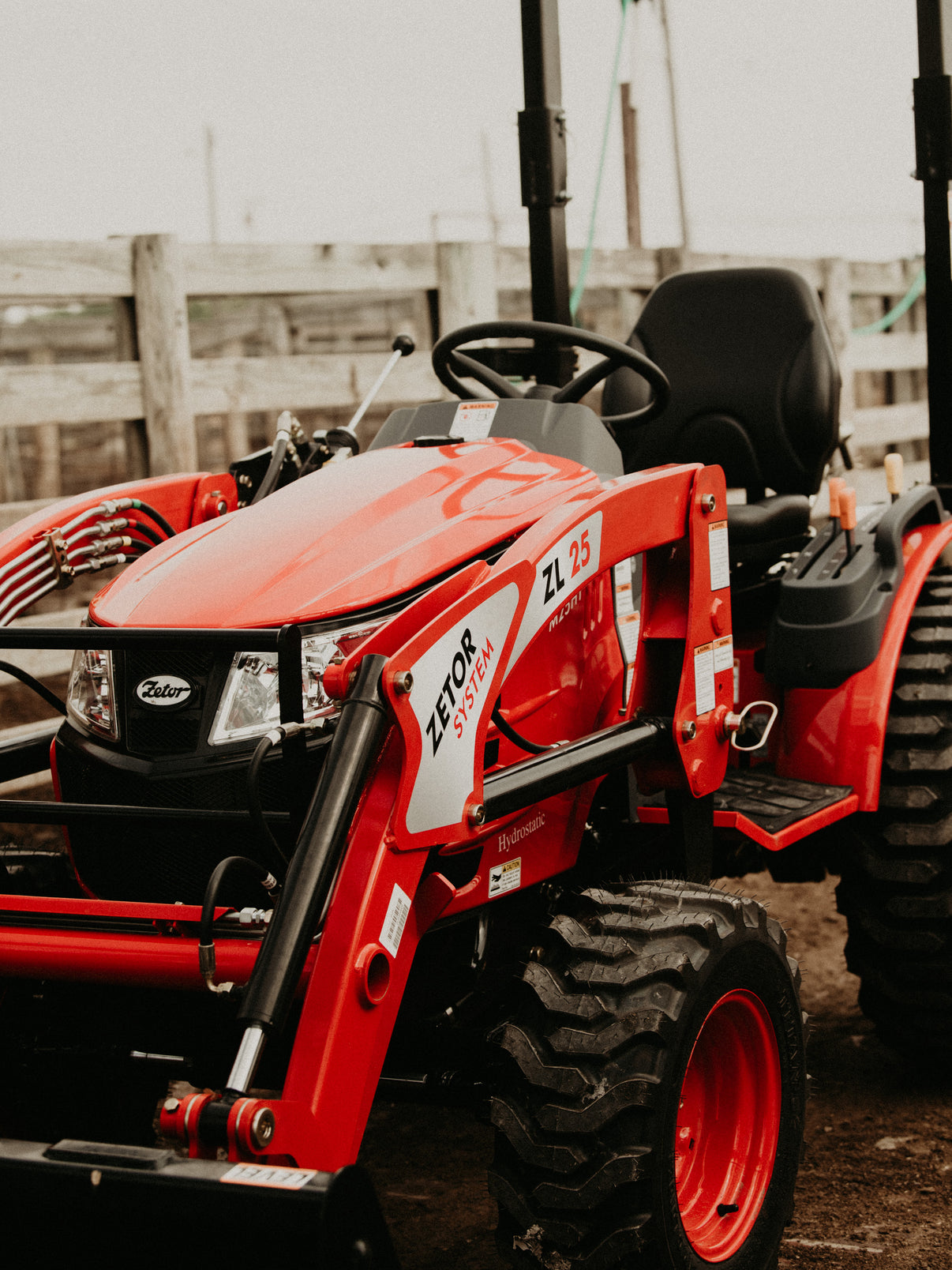 Zetor M25HP Hydrostatic Tractor and Loader – Zetor-Tractors